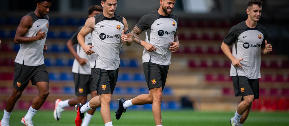 FC Barcelona Coach Xavi Receives New Signing In Training, 47% OFF