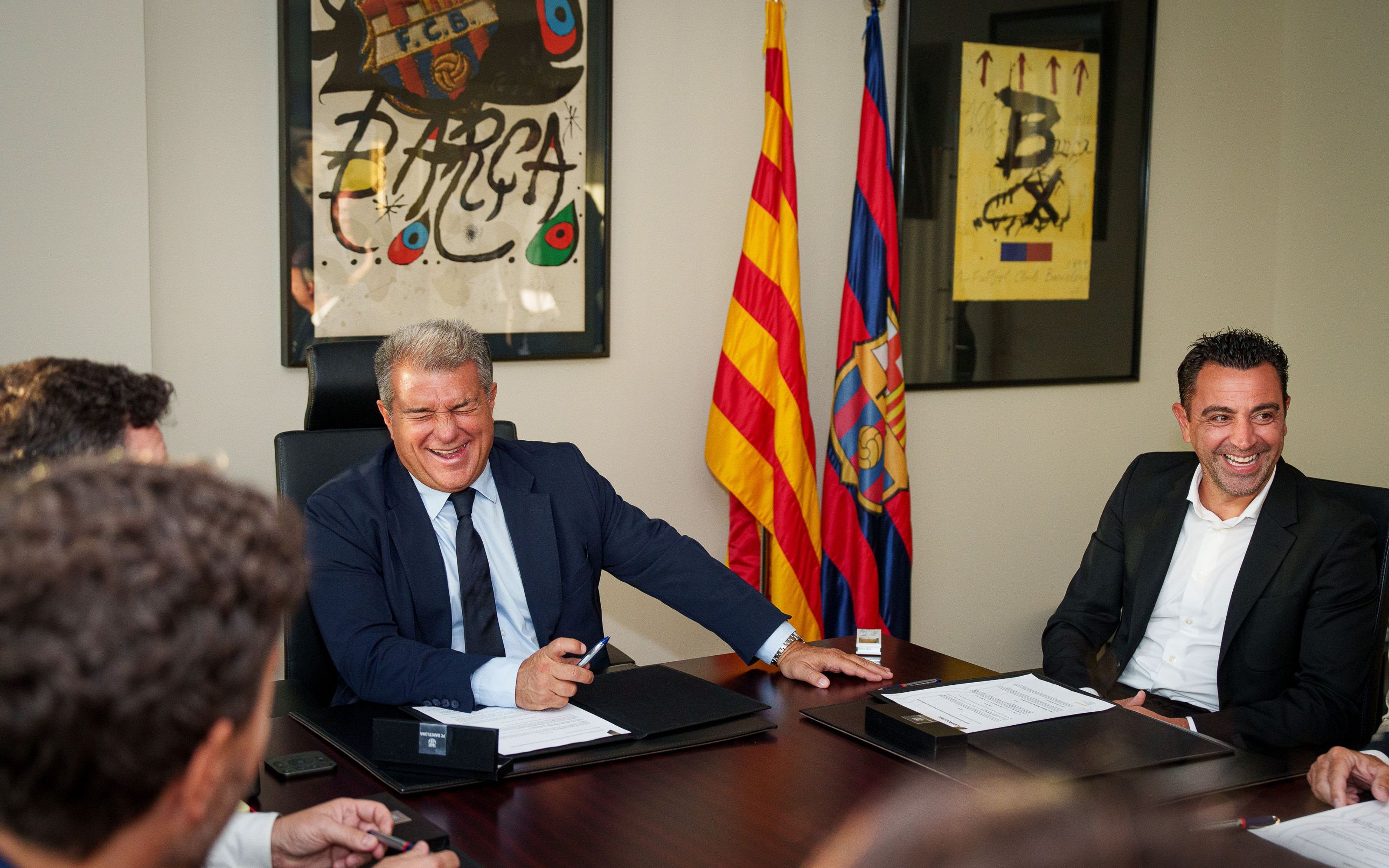 Xavi signs new contract