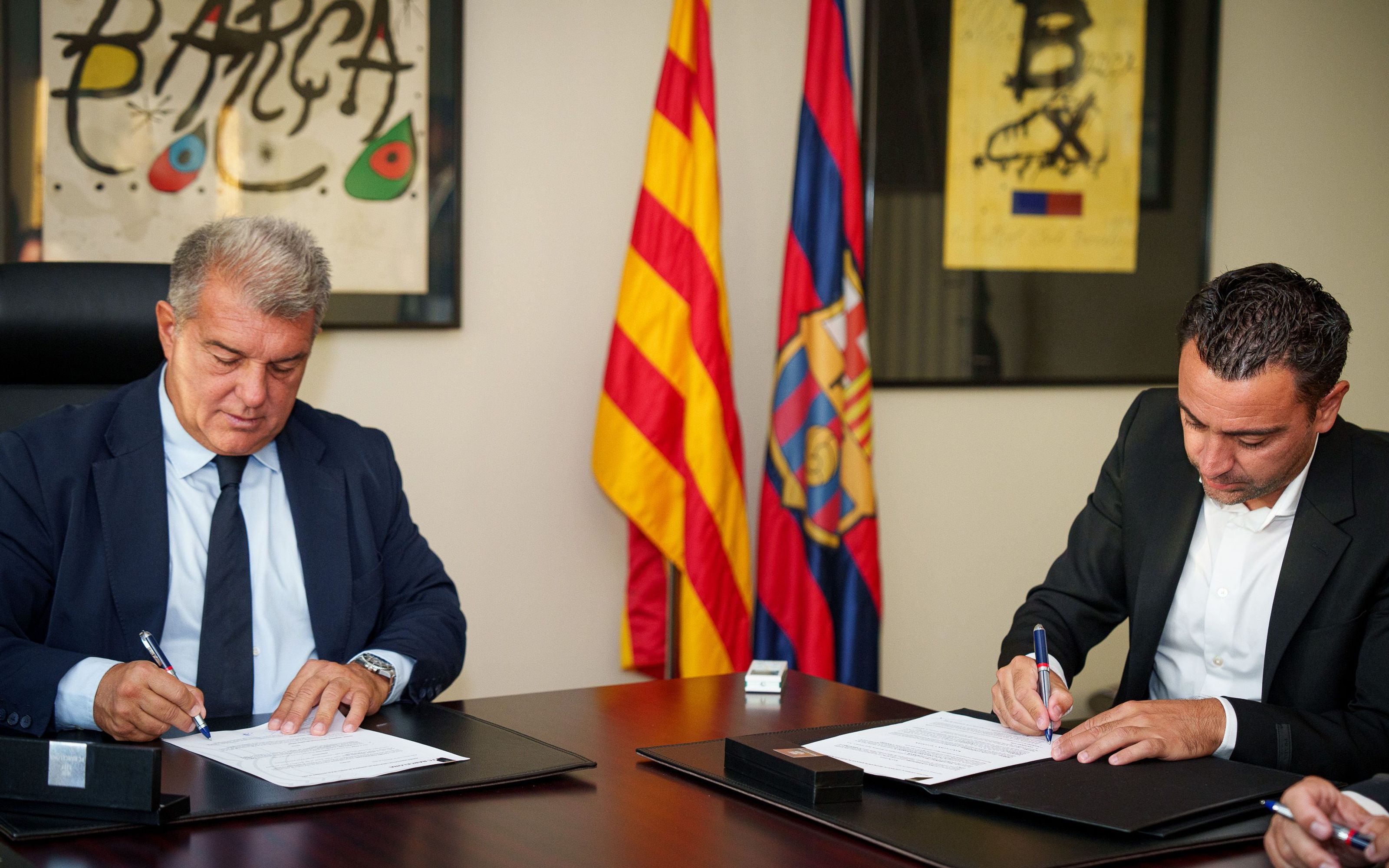 El acto de firma de la renovación de Xavi