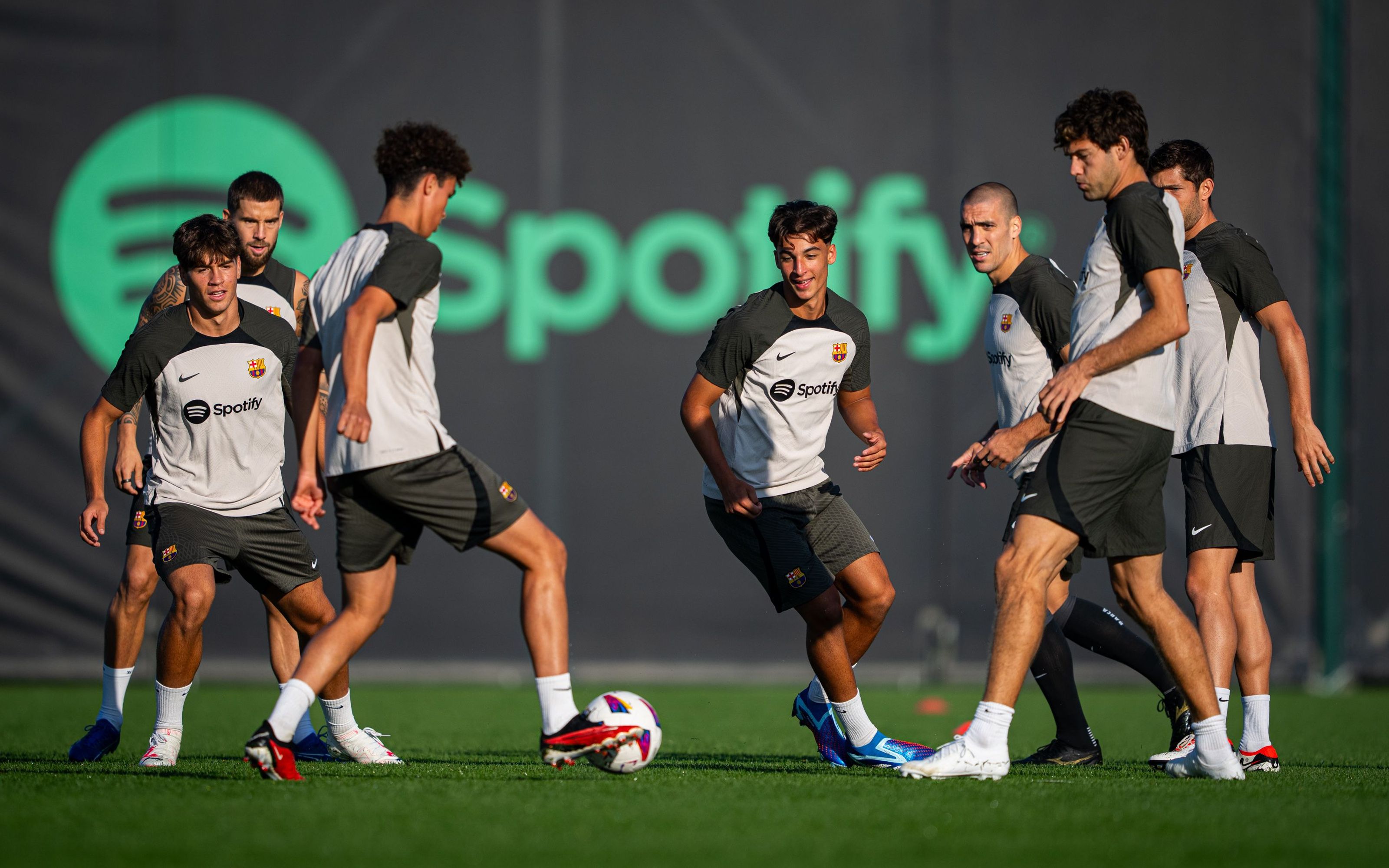 The first team squad and Barça Atlètic train together