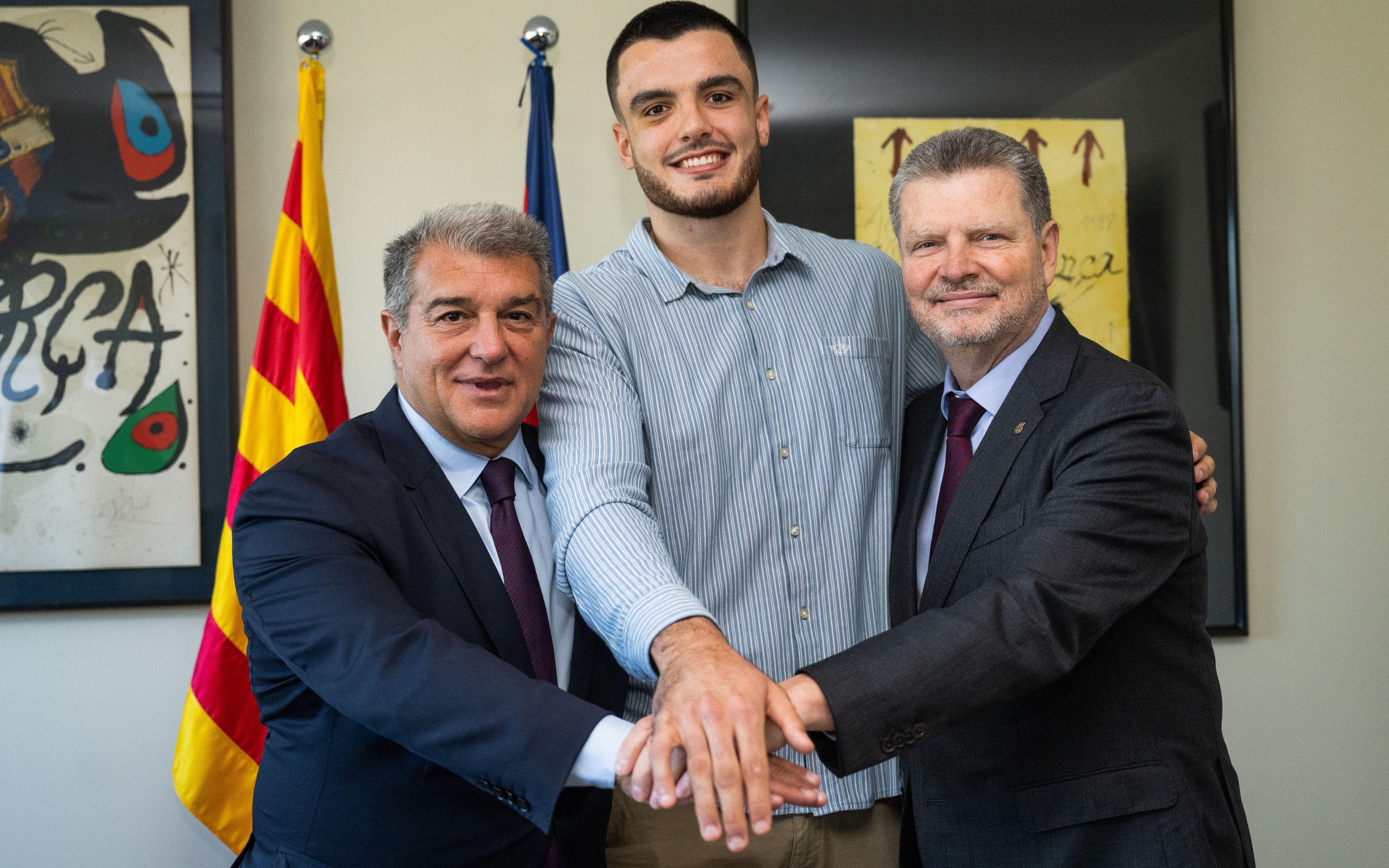 Joan Laporta rep Javi Rodríguez i Jaime Gallego