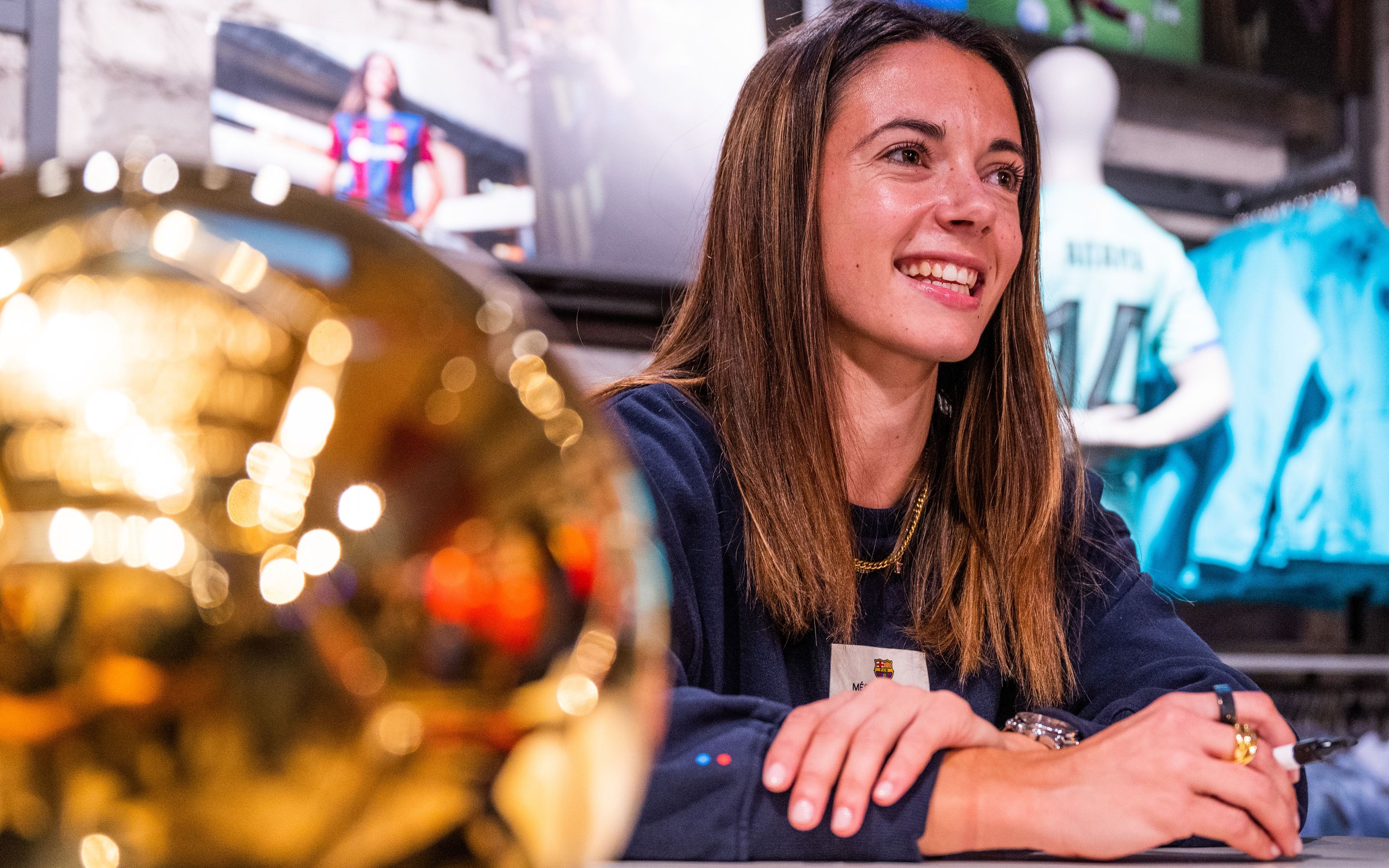 Aitana Bonmatí with the fans at the Passeig de Gràcia Barça Store