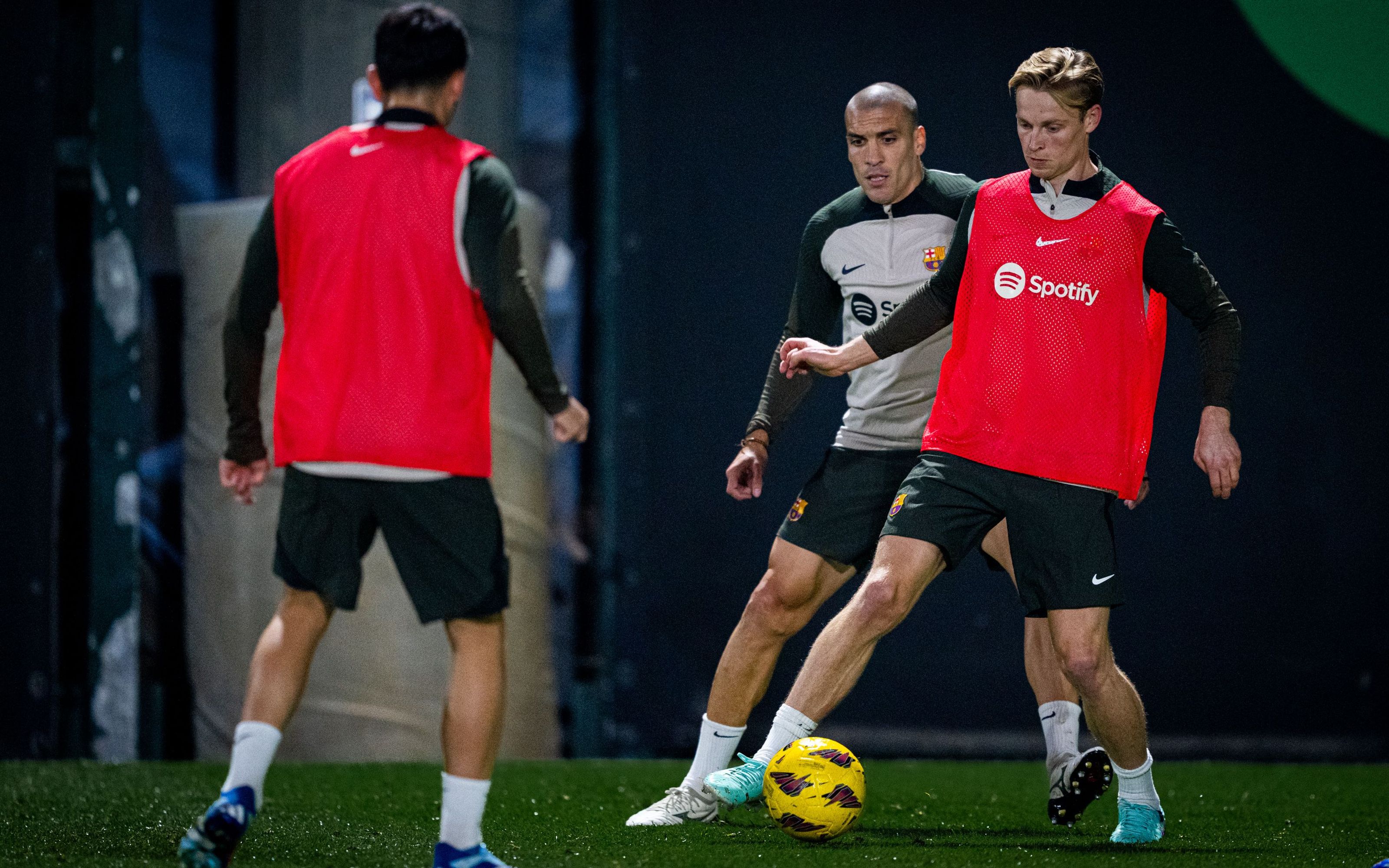 Entrenamiento con el regreso de Frenkie de Jong al grupo