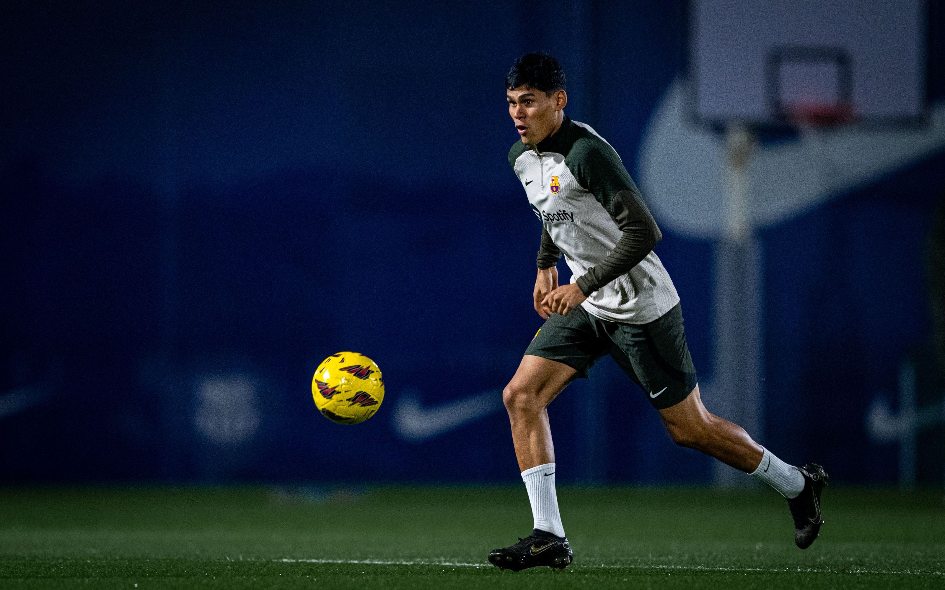 Entrenamiento con el regreso de Frenkie de Jong al grupo