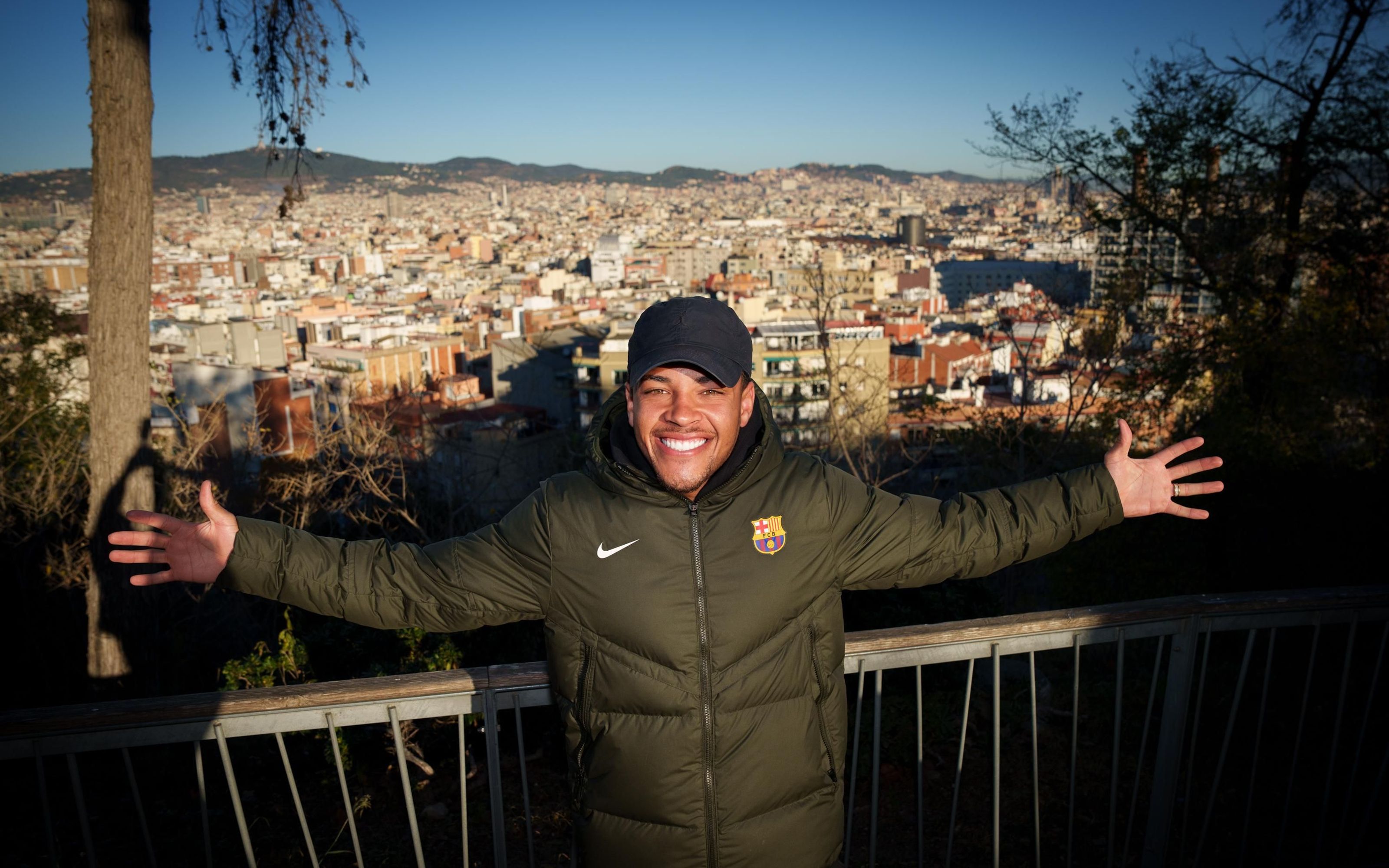 Photos of Vitor Roque's first day