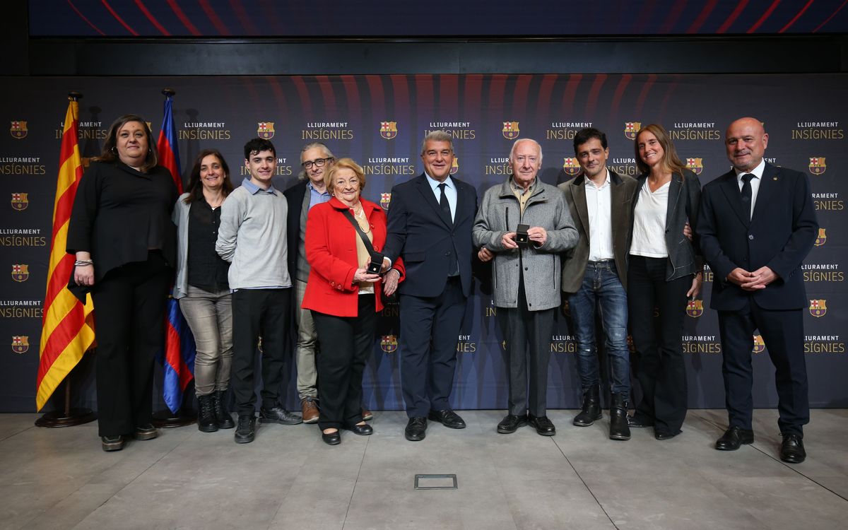 Insignias de oro para una 64 socios y socias con 50 años de compromiso ...