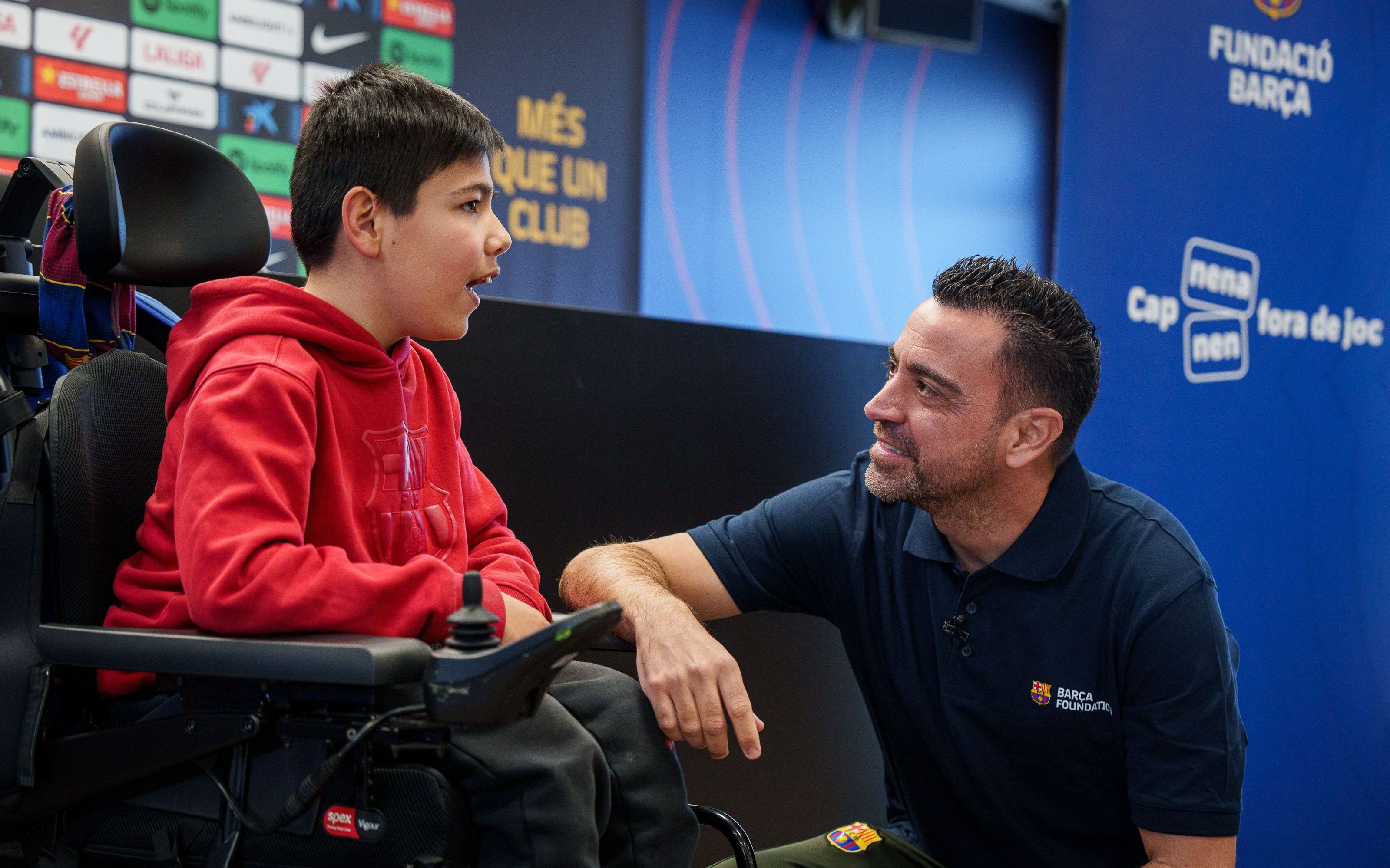 The emotional meeting between Xavi (and players) with Bruno, the boy ...
