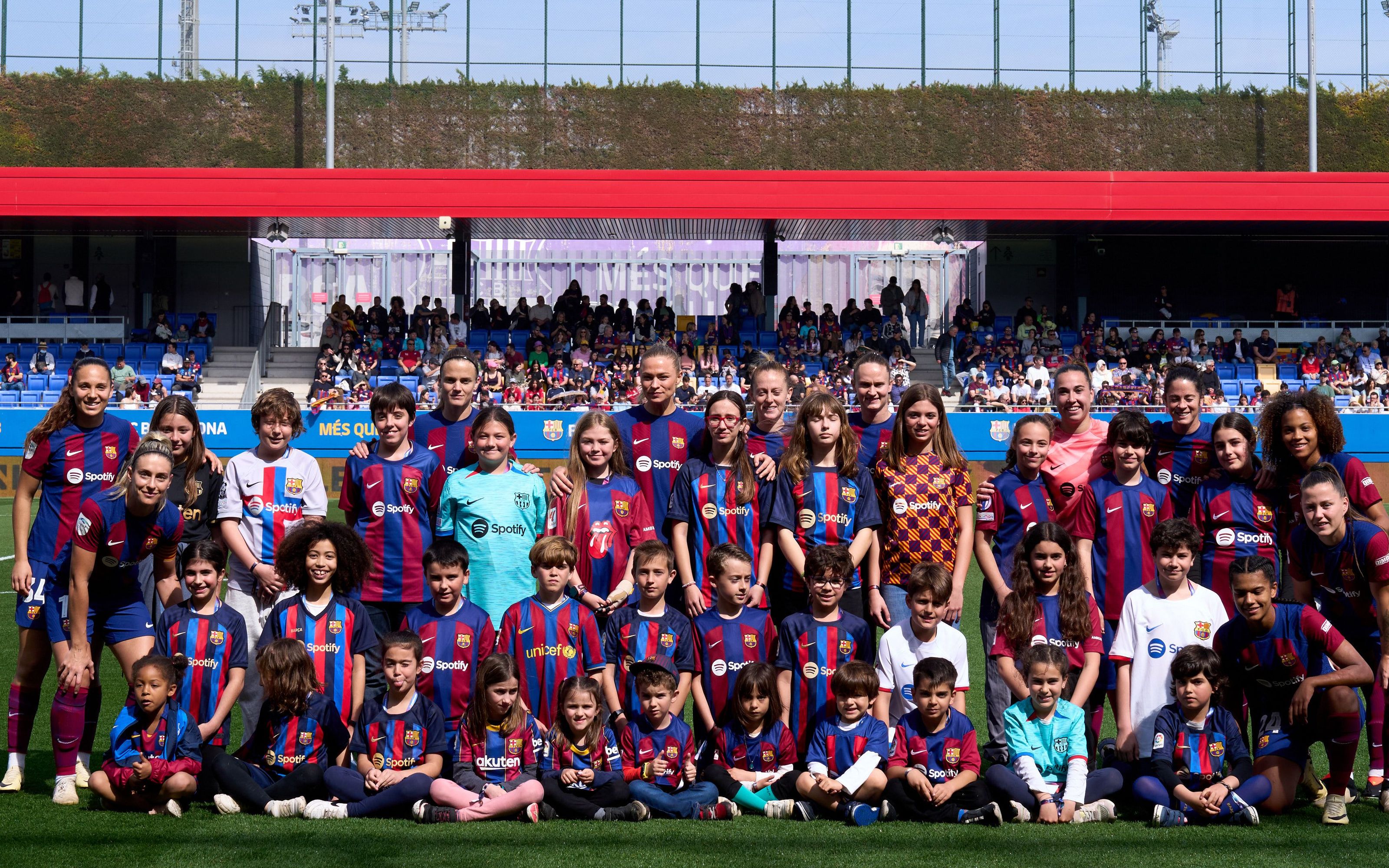 17/03/24 Fotografía niños y niñas Fútbol 1r equipo femenino FC BARCELONA - TENERIFE
