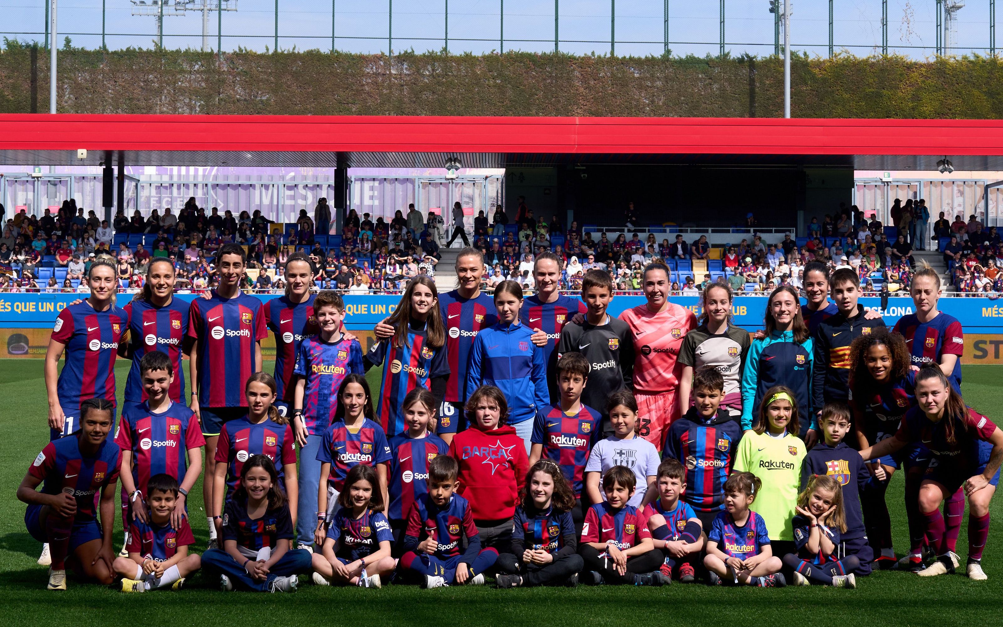 17/03/24 Fotografía niños y niñas Fútbol 1r equipo femenino FC BARCELONA - TENERIFE