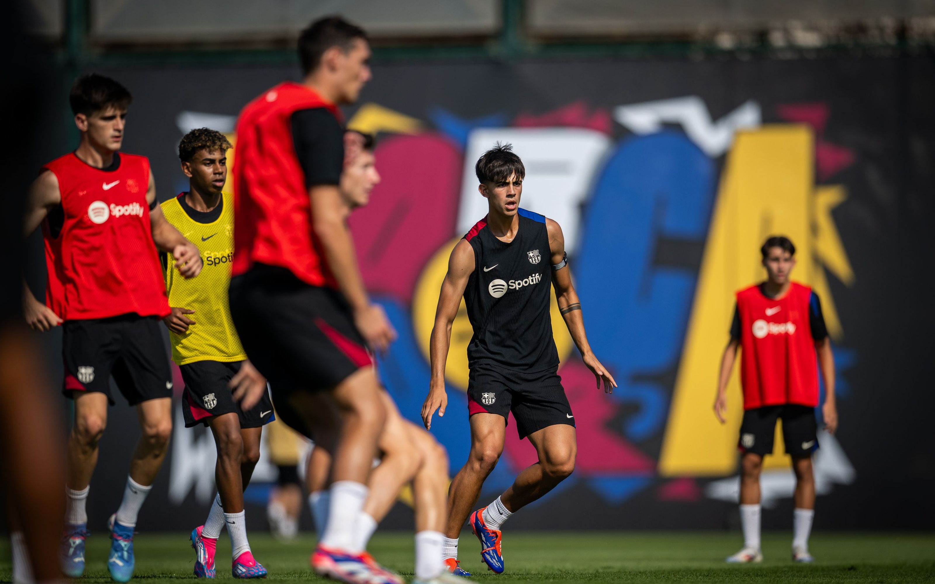 Olmo, Lamine Yamal and Ferran train with the squad