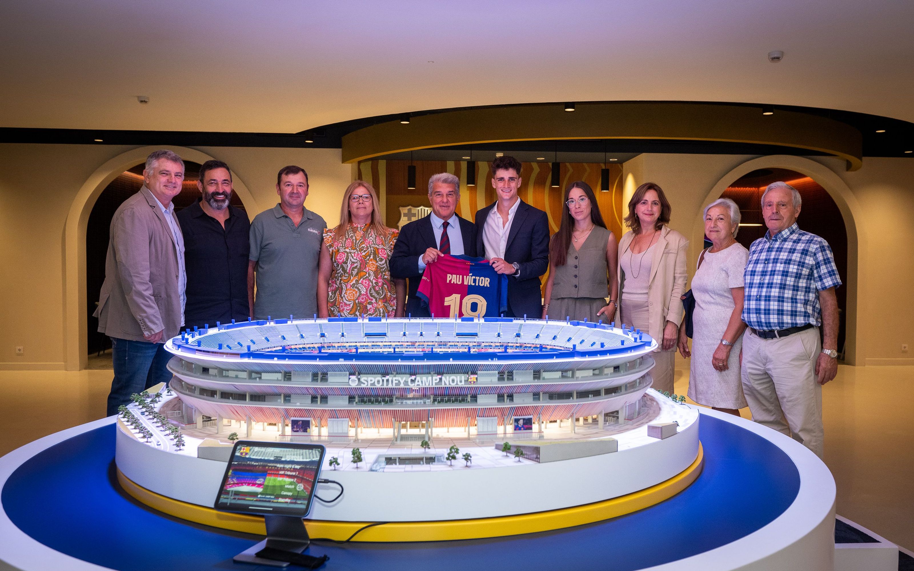 Pau Víctor signs first team contract