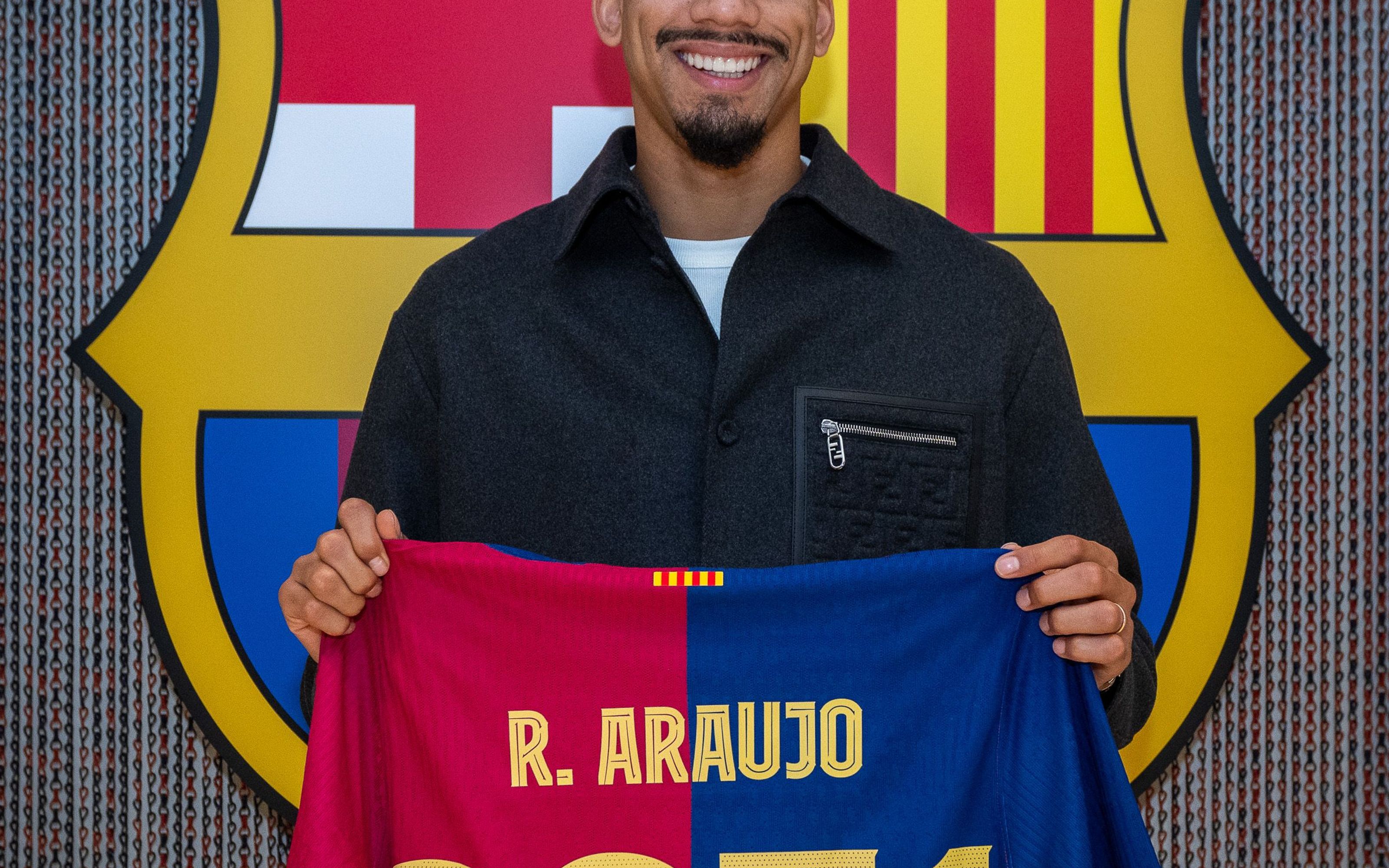 Ronald Araujo extends contract, in pictures
