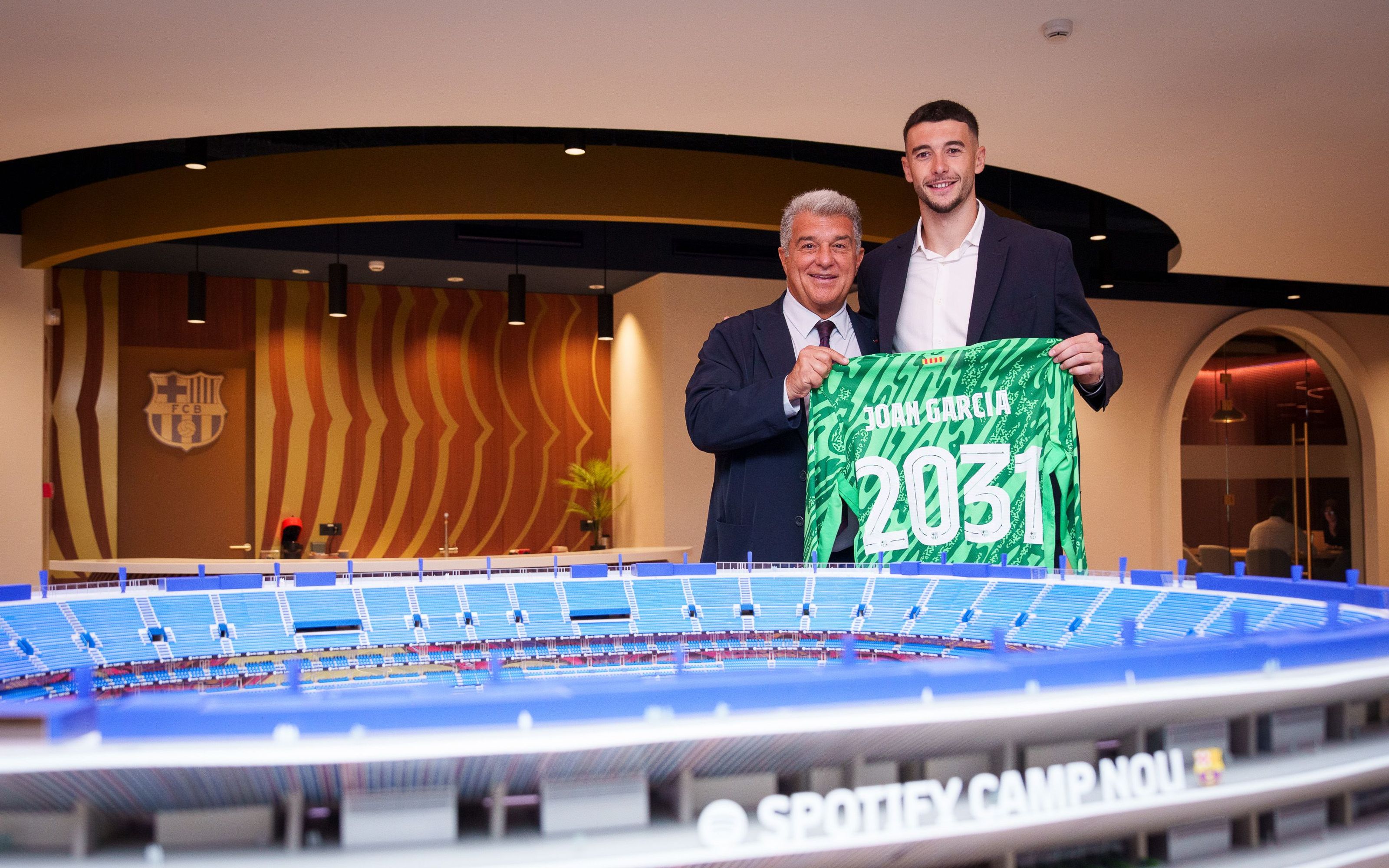 Joan Garcia signs his contract