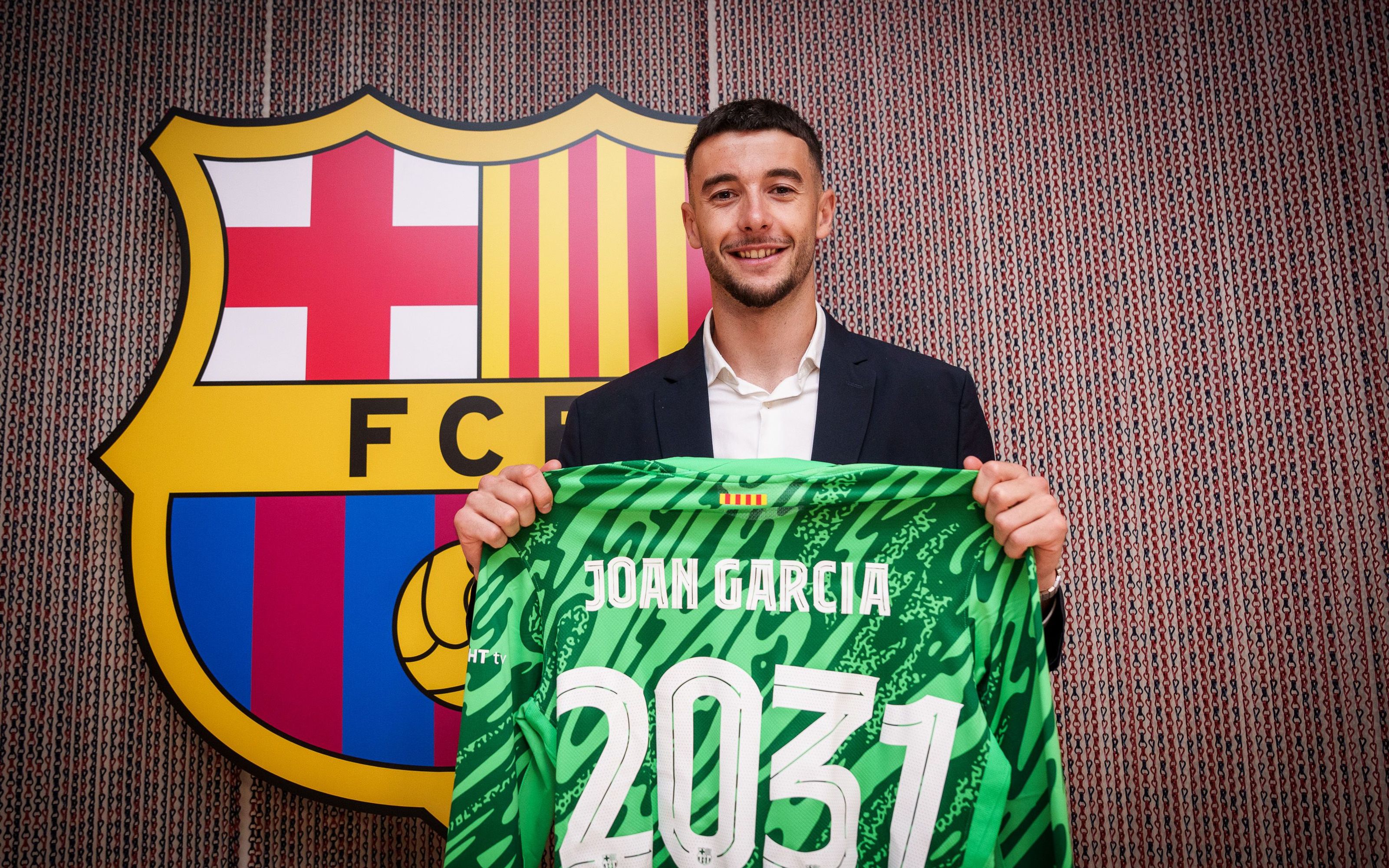 Joan Garcia signs his contract
