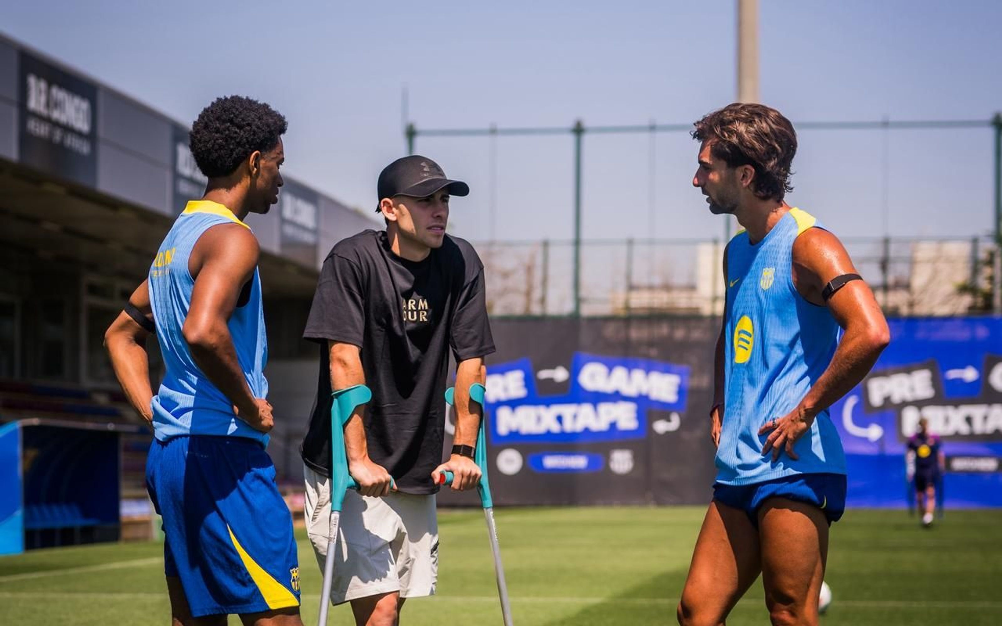 Fermín visits team mates at training session