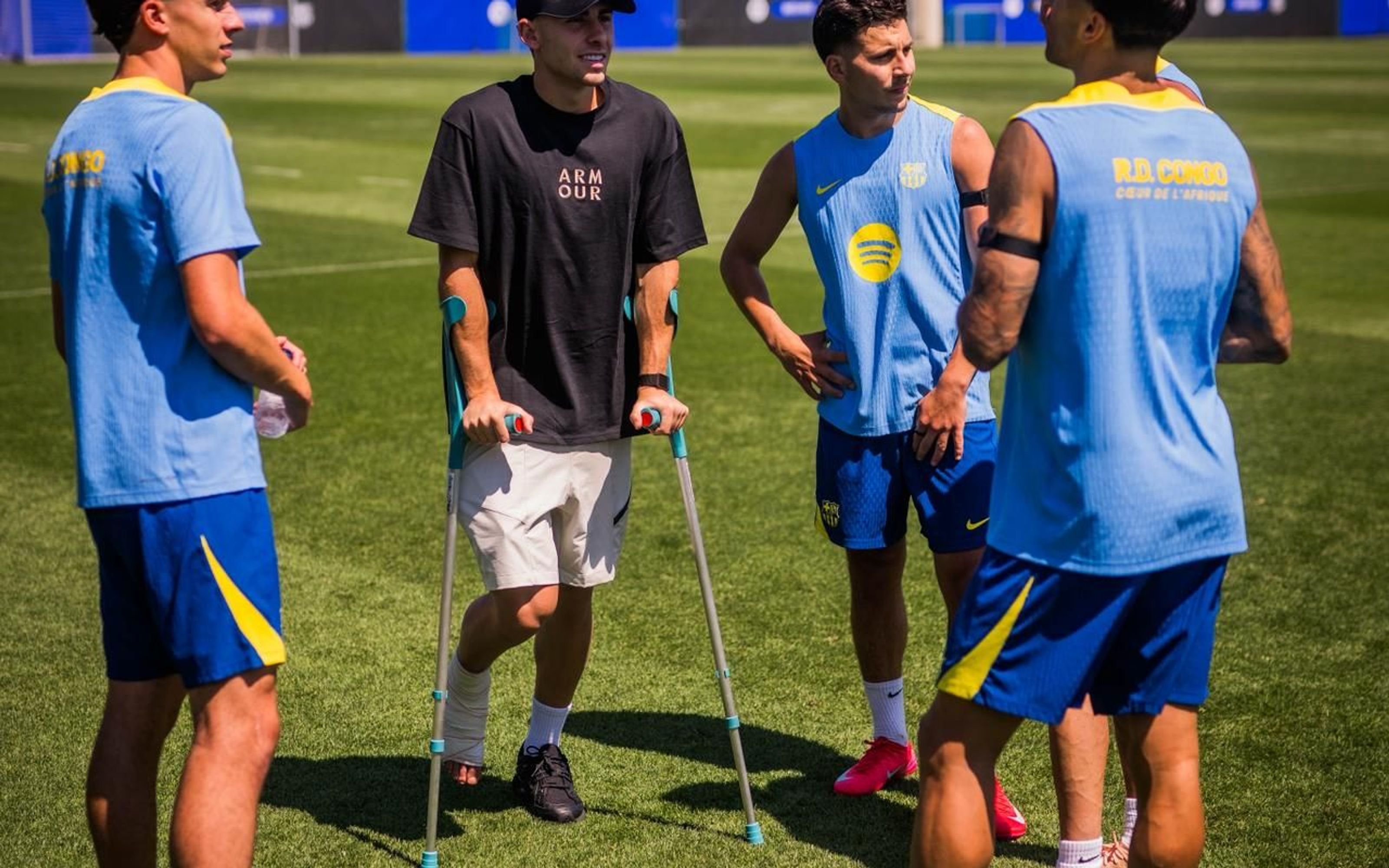 Fermín visits team mates at training session