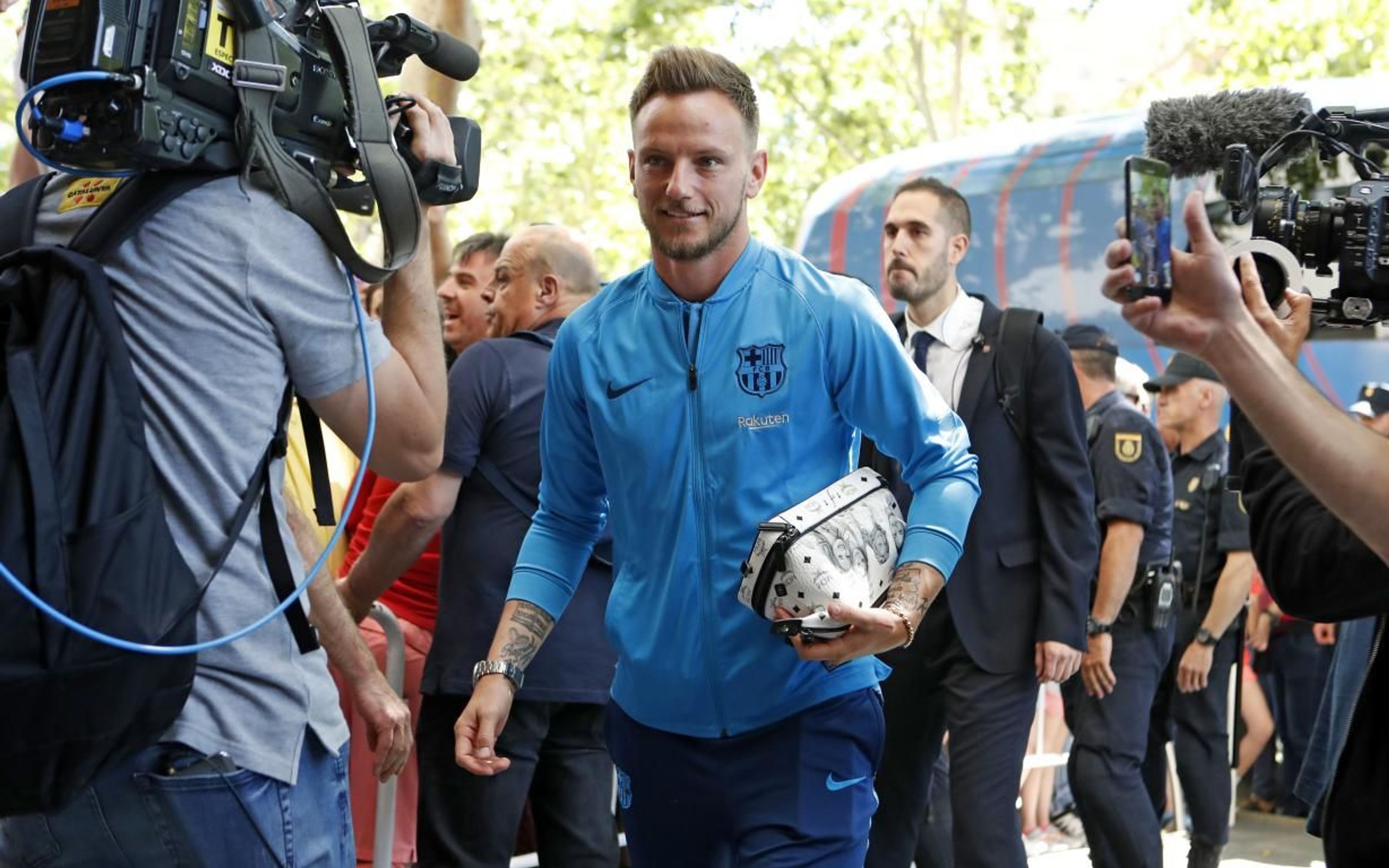 Barça fly to Seville